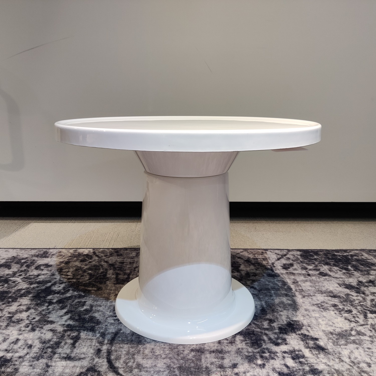Saturnus-pöytä, halkaisija 58 cm, valkoinen - YKCollection